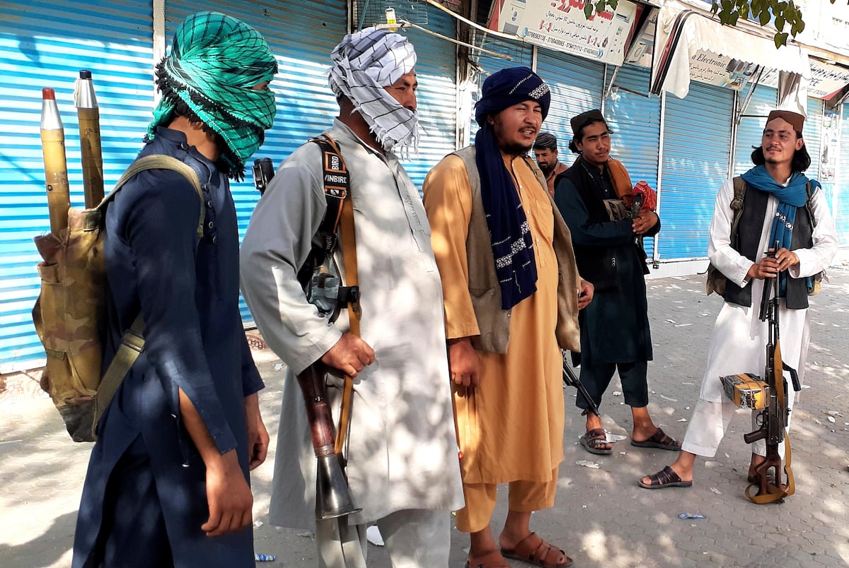 Los talibanes arrasan en una sorprendente escalada que pone en jaque al ...