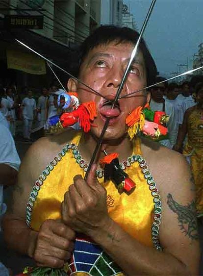Un faquir, durante un festival | Sociedad | EL PAÍS