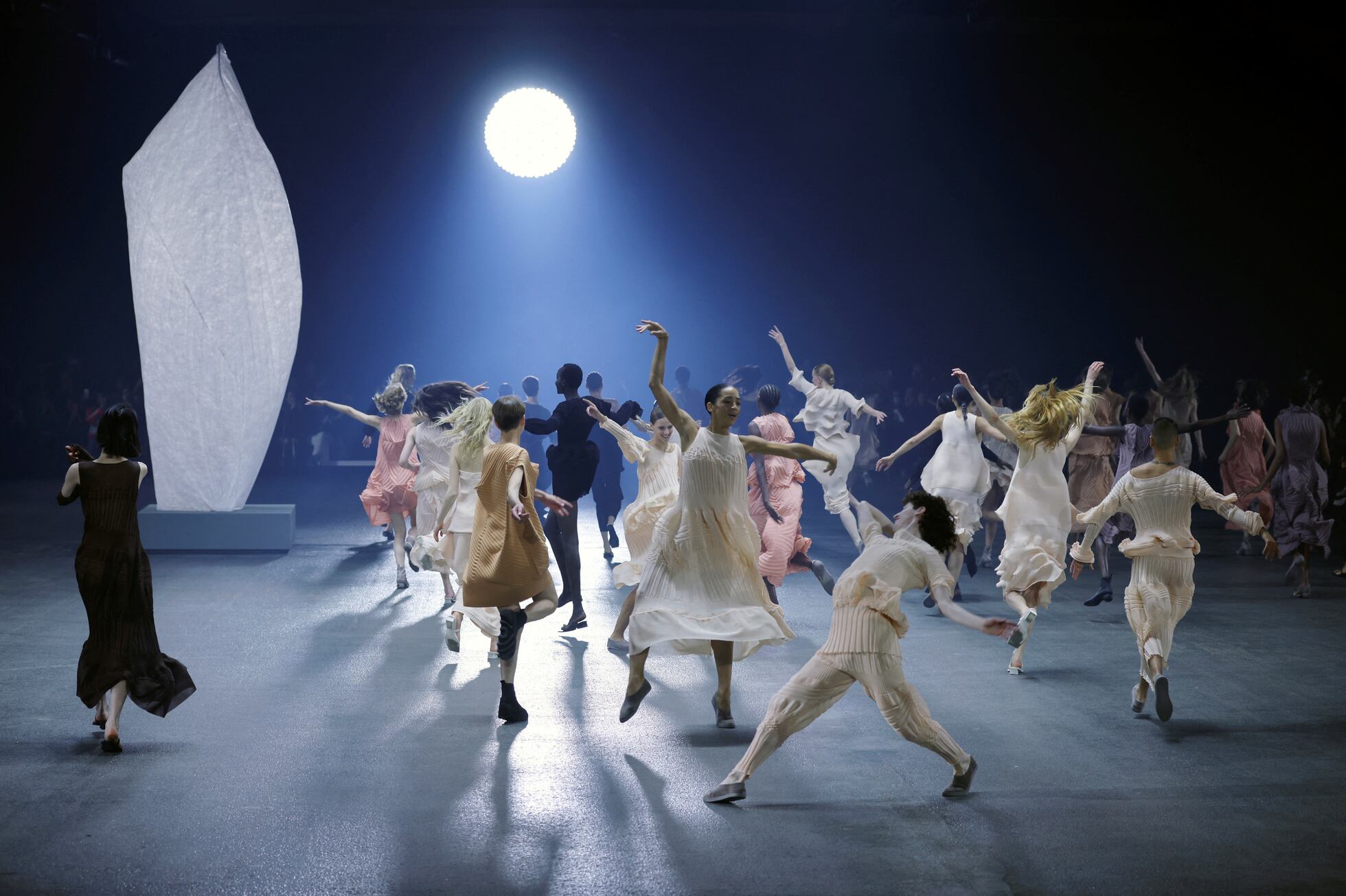 La pasarela de París baja al barro para reflexionar sobre el lujo ...