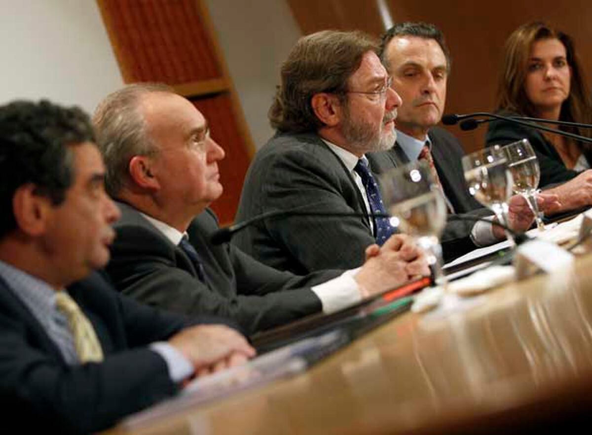 Juan Luis Cebrián junto a Augusto Delkáder, Ignacio Santillana, Miguel ...