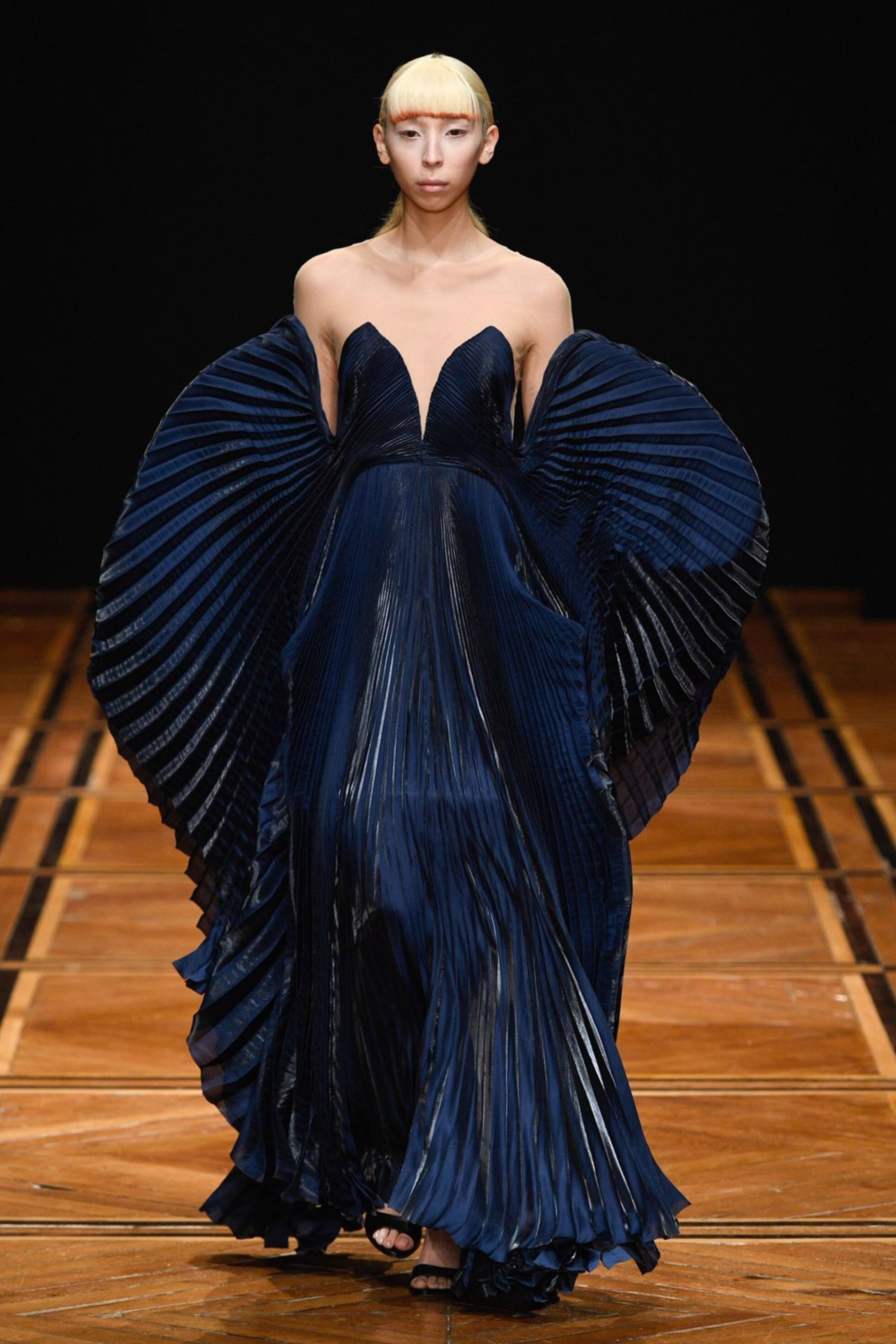 Las criaturas celestiales de Iris van Herpen llegan a París | Fotos | Pasarelas de Moda | S Moda ...