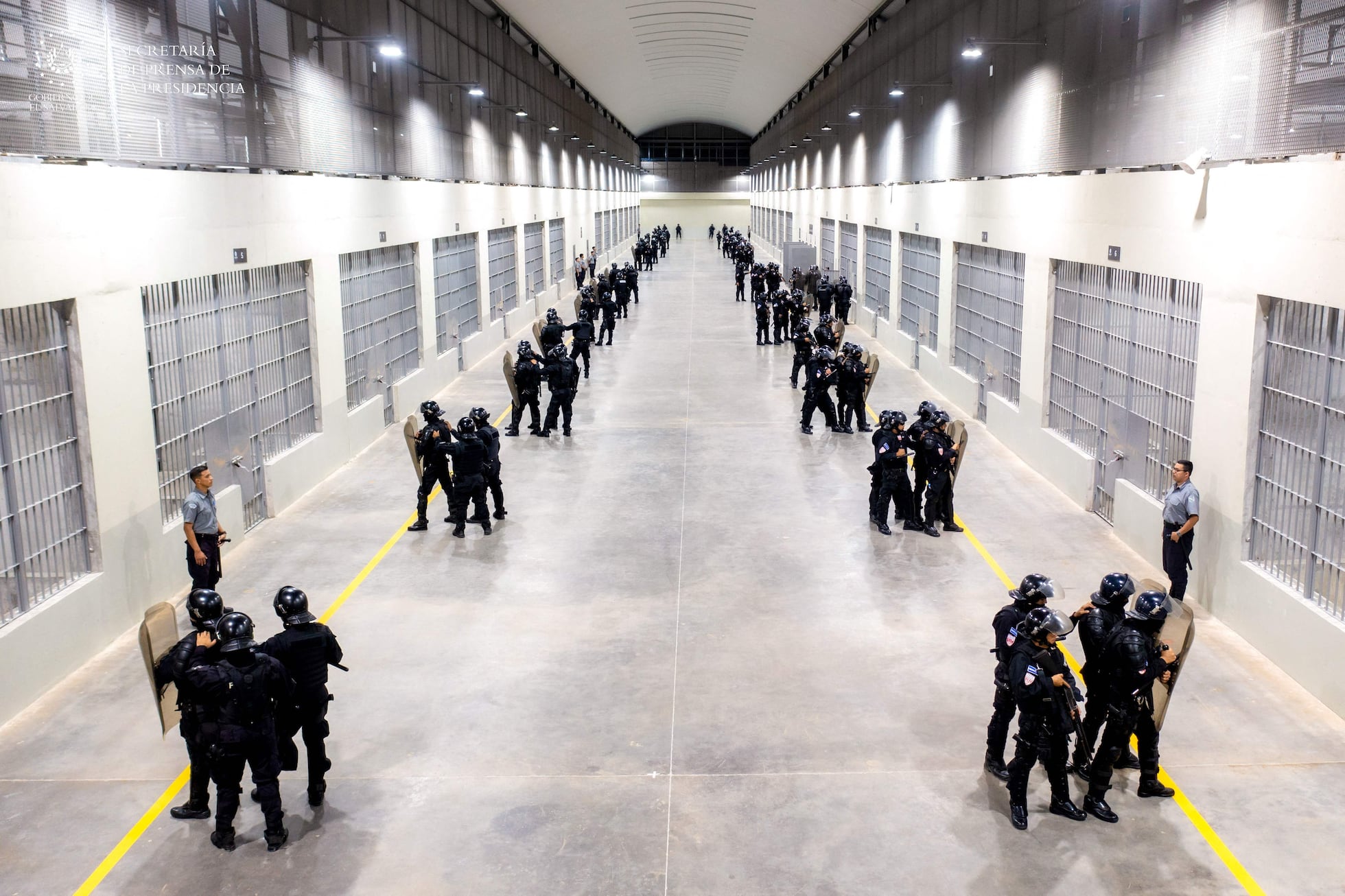 Centro de Confinamiento del Terrorismo: “La cárcel más grande de ...