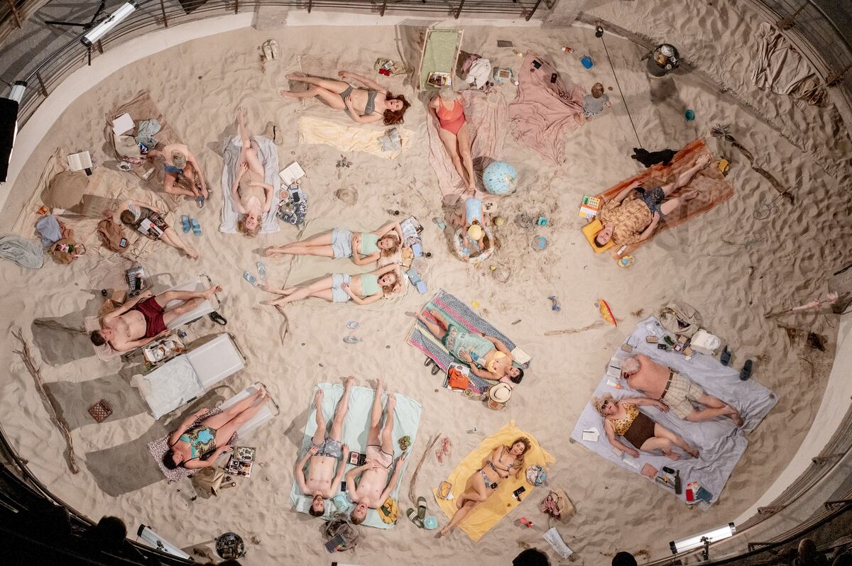 ‘Sun & Sea’: estar en el teatro como en la playa | Babelia | EL PAÍS