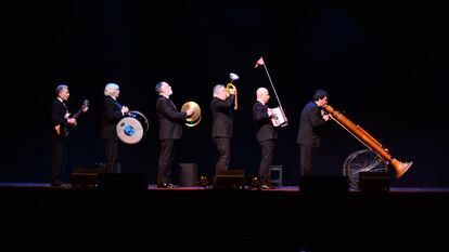 Hugo Domínguez: El lutier de los instrumentos locos de Les Luthiers ...