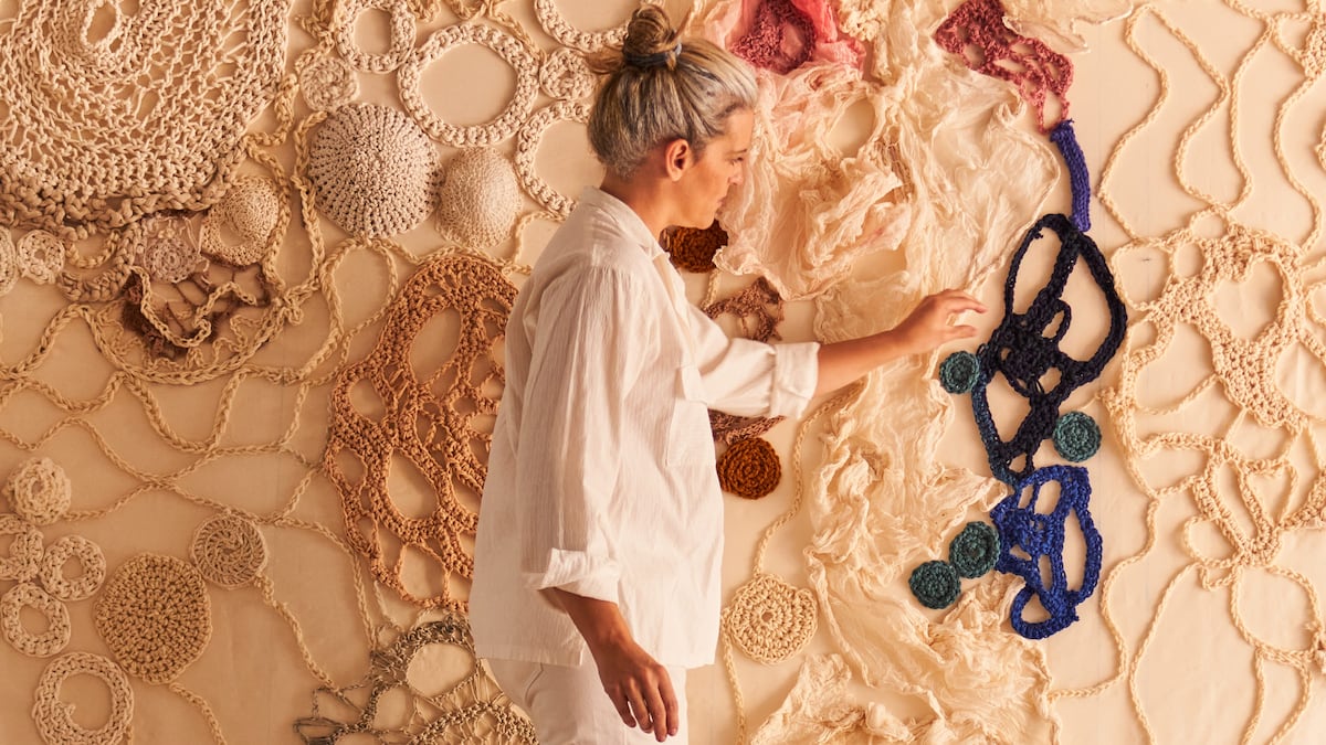 Viaje al origen del tejido: la fibra en la moda, el arte y los muebles ...