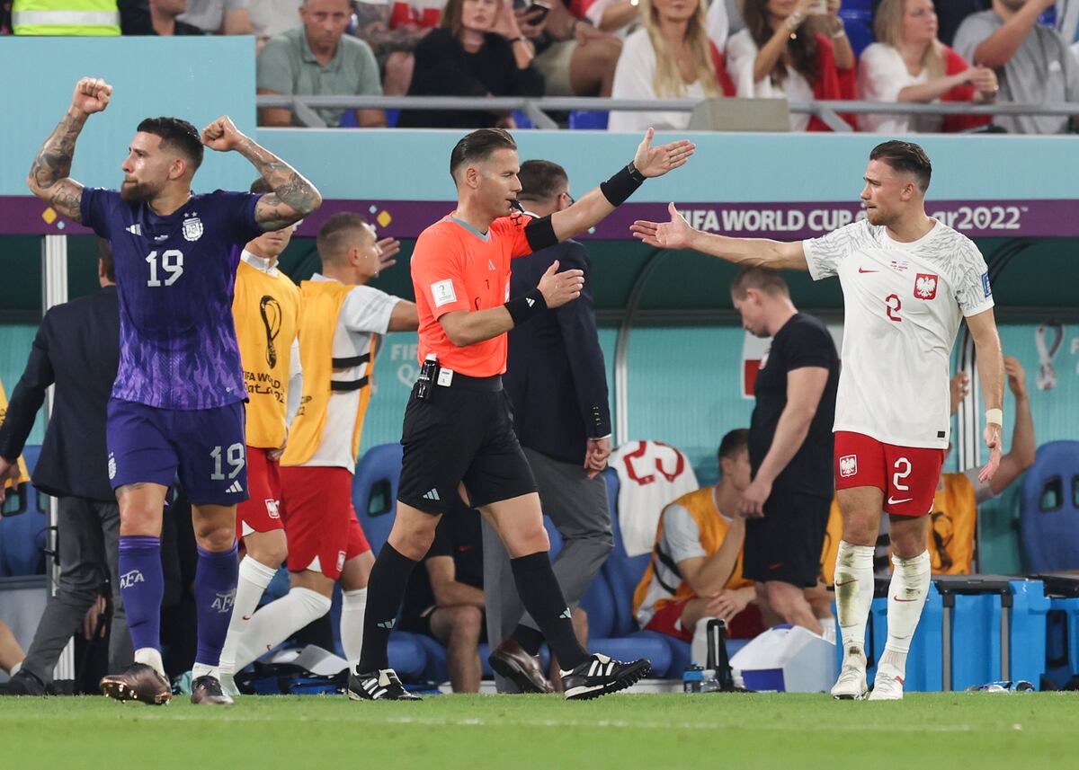 El polémico no penalti del Polonia-Argentina | Universo Mundial Qatar ...