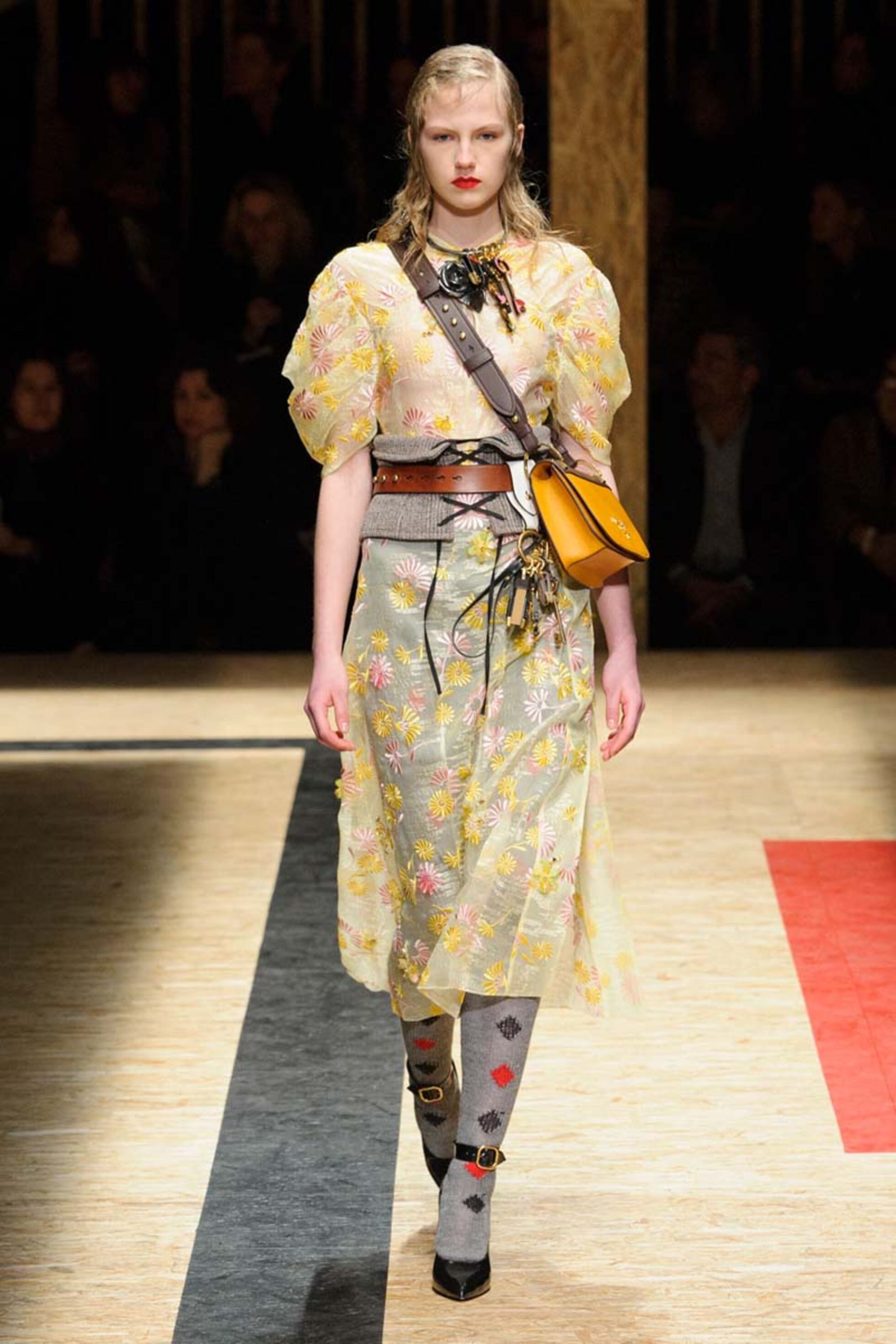 Las chicas marineras de Prada se ponen el corsé | Fotos | Pasarelas de ...