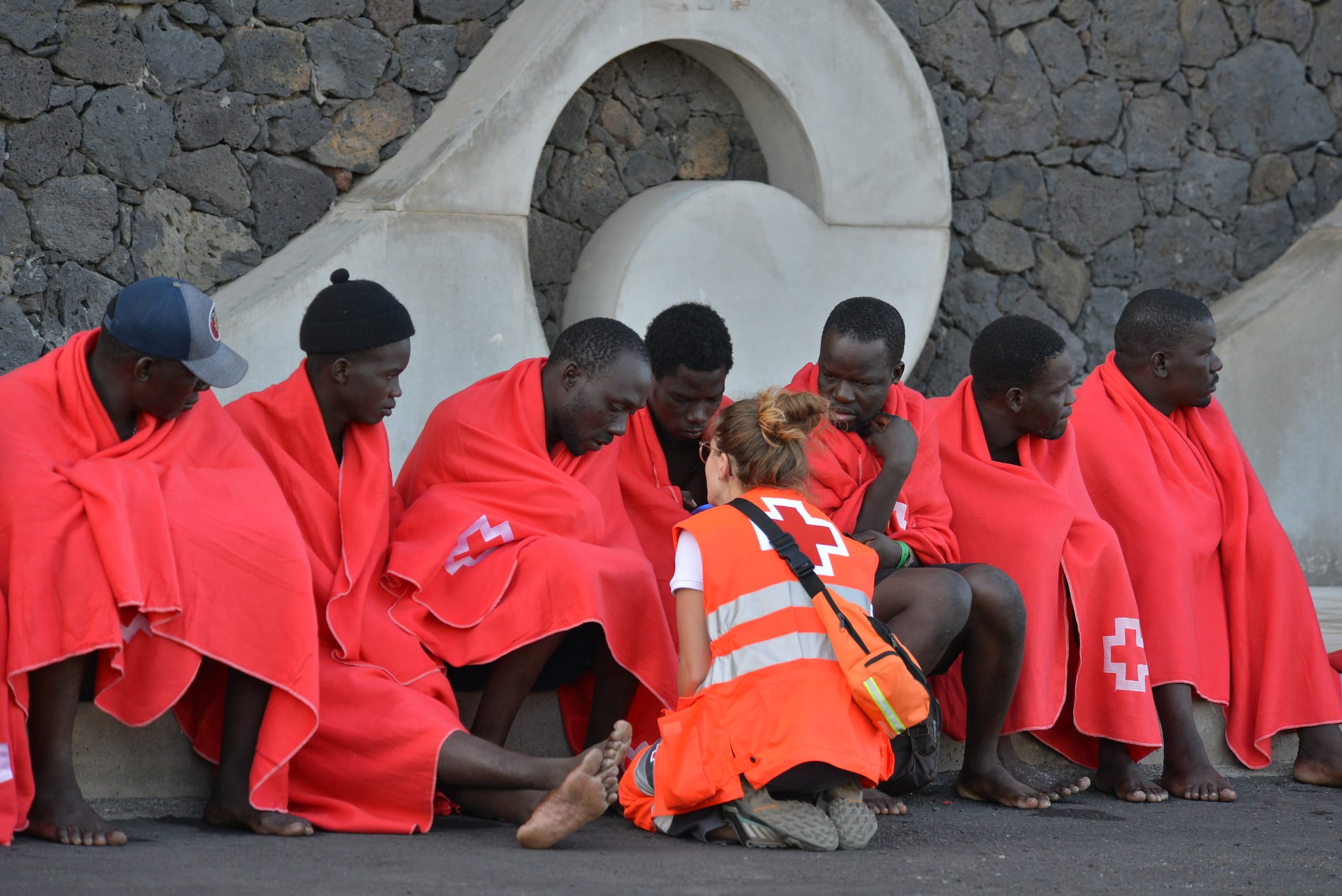 La llegada masiva de cayucos a Canarias, en imágenes | Fotos | España ...