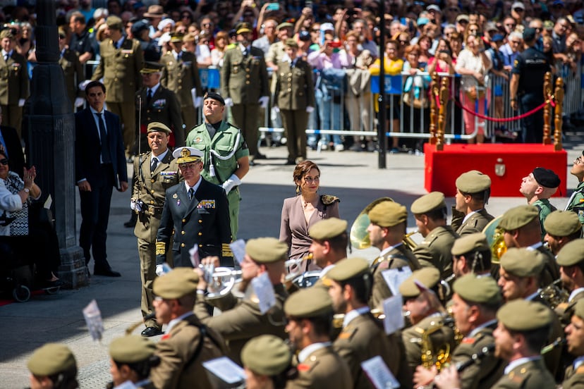 Ayuso impide al ministro Bolaños acceder a la tribuna del desfile del ...