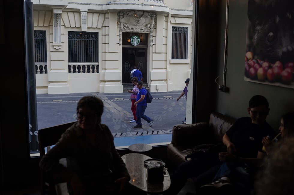 Adiós puestos de fruta, hola centros comerciales: San Salvador ‘limpia ...