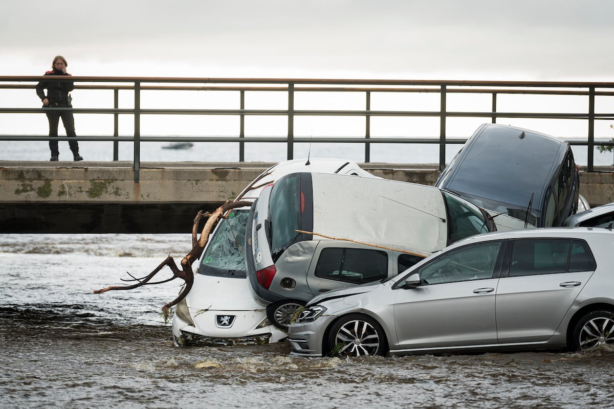 Las lluvias arrastran una treintena de vehículos en Cadaqués (Girona ...