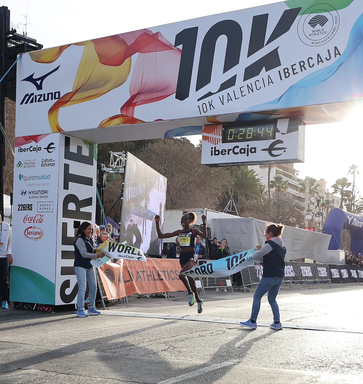 La keniana Agnes Ngetich bate en Valencia los récords mundiales de 5km ...