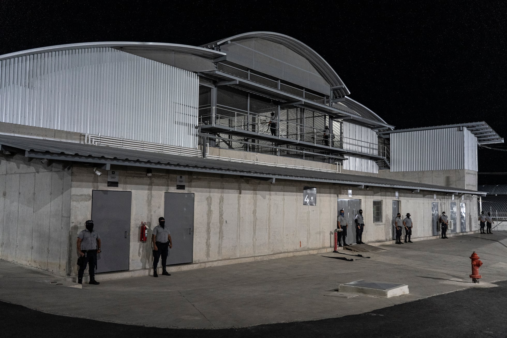 Photos: A tour of Nayib Bukele’s mega-prison | Fotos | International ...