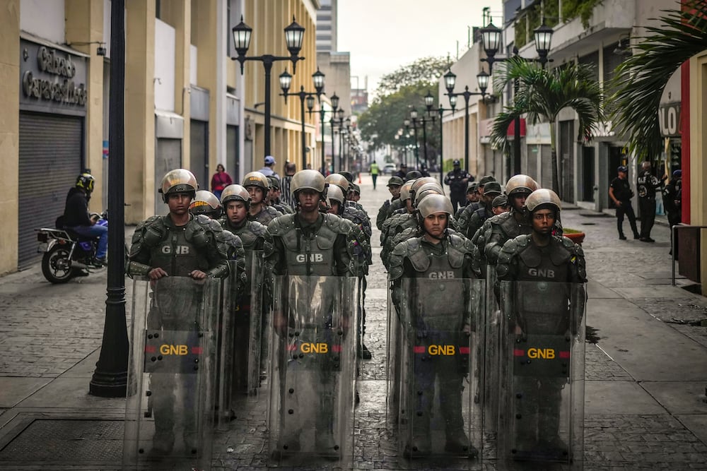 Venezuela: Chavismo reinforces police and military presence in the ...