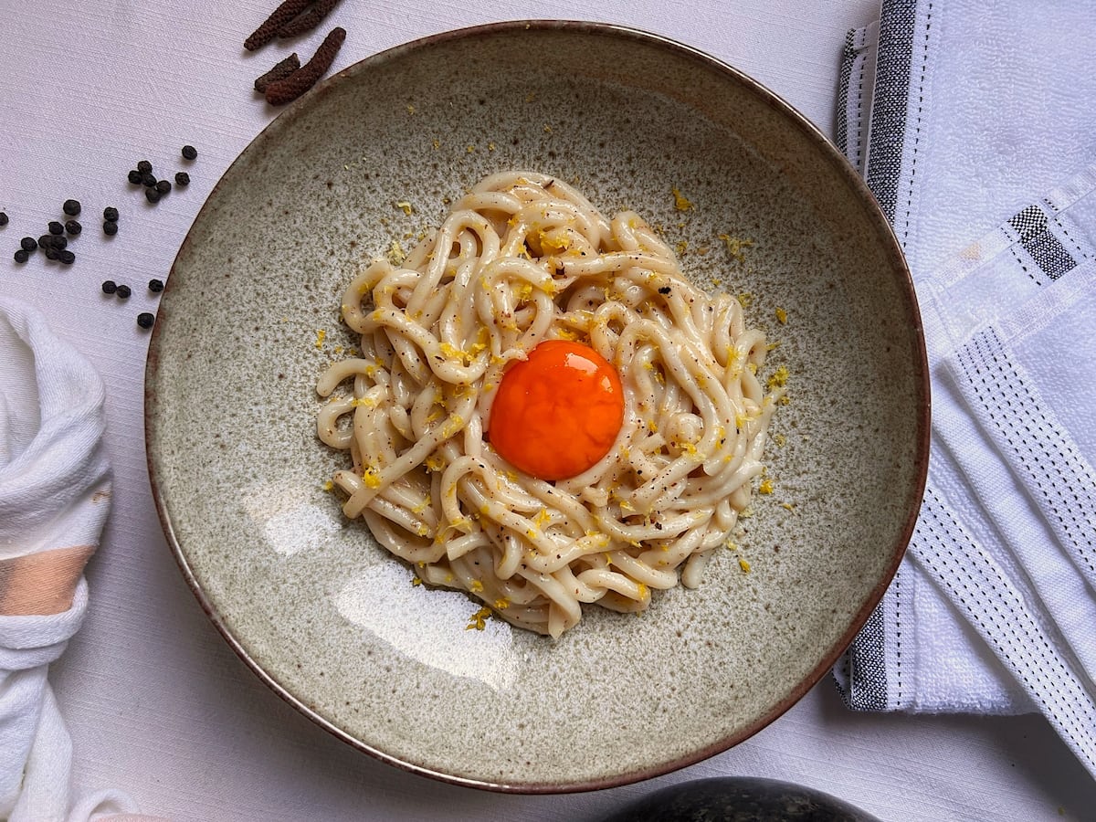 Fideos udon ‘cacio e pepe’ con yema curada y limón | El Comidista ...