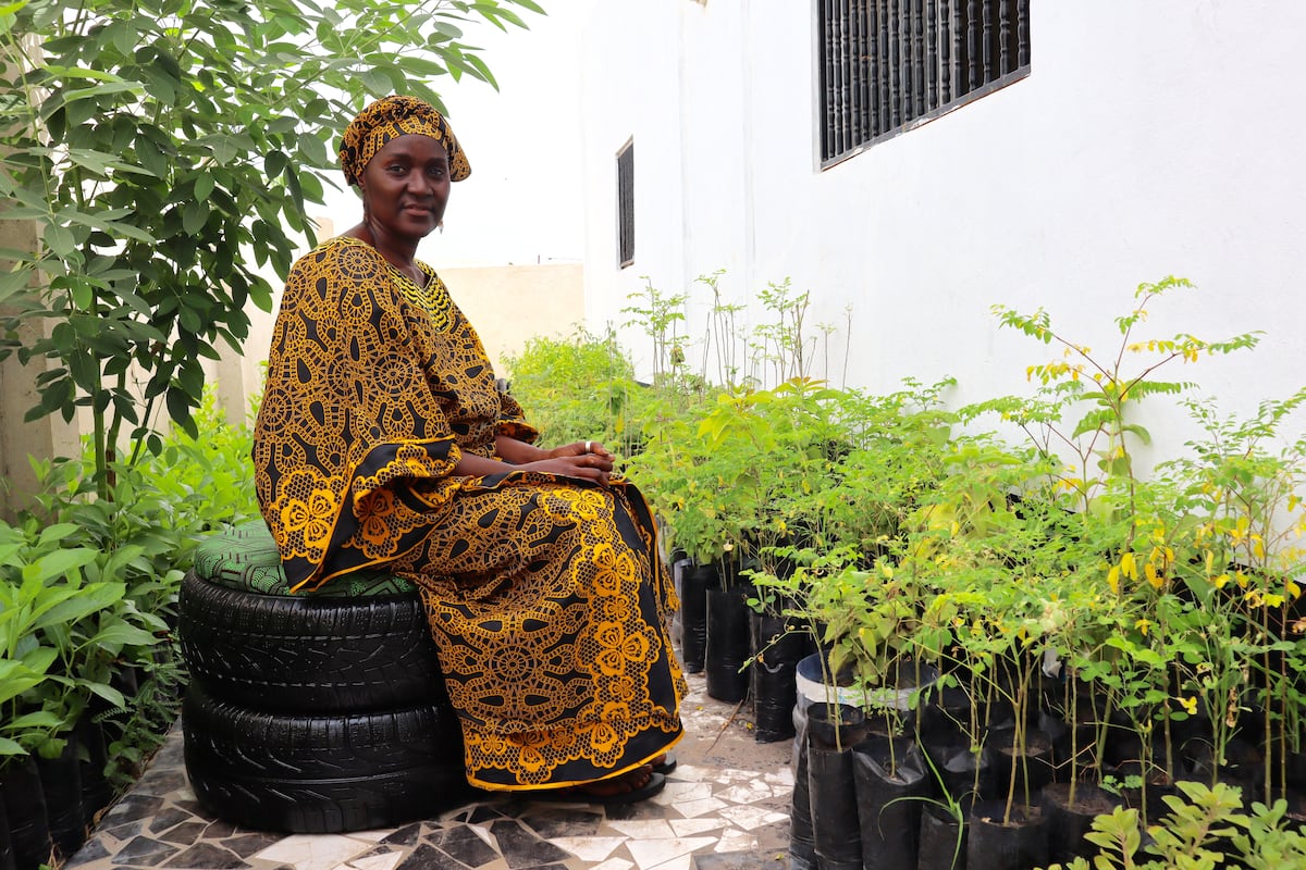 Isatu Ceesay: Una mujer de Gambia consigue hacer del plástico una ...