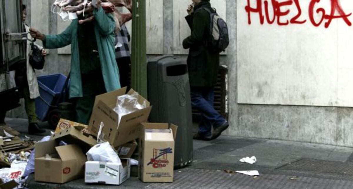 Striking street cleaners raise a stink in Madrid | Spain | EL PAÍS English
