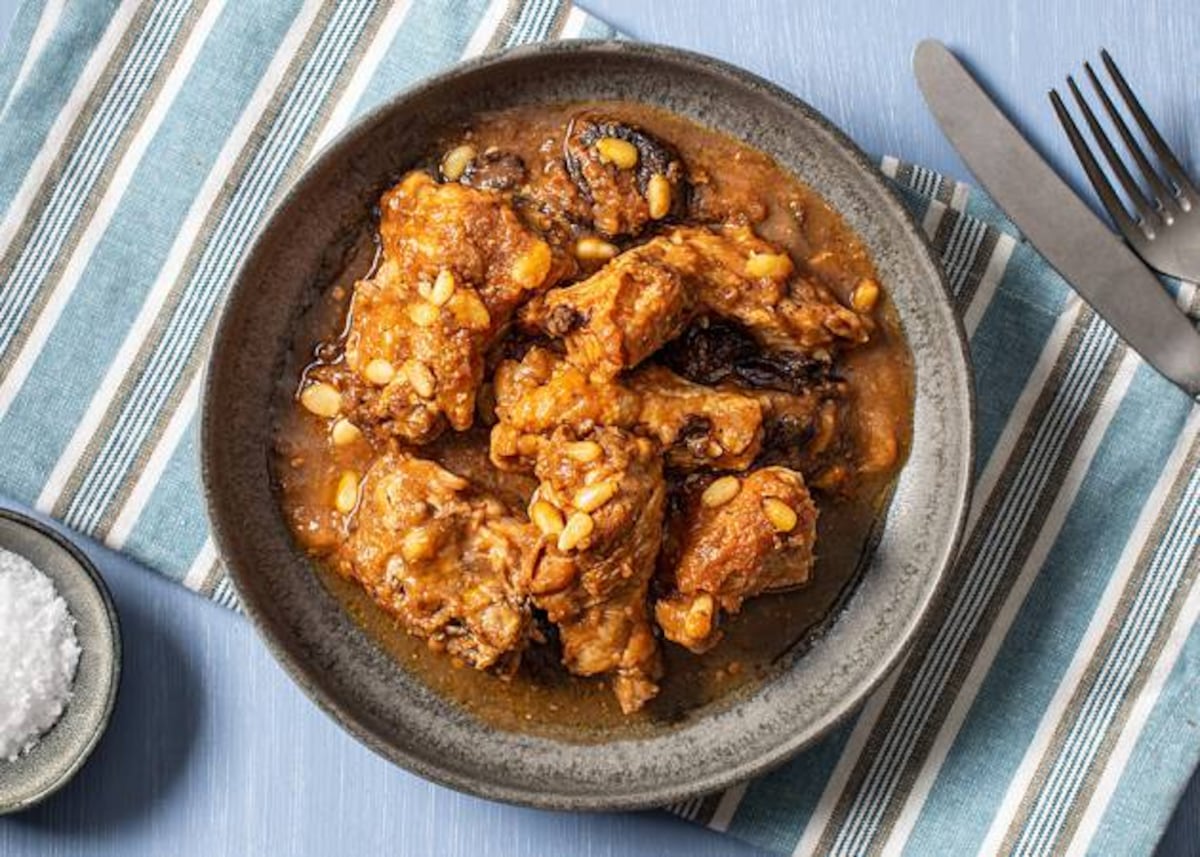 Pollo rustido con pasas y piñones | Recetas | Gastronomía | EL PAÍS