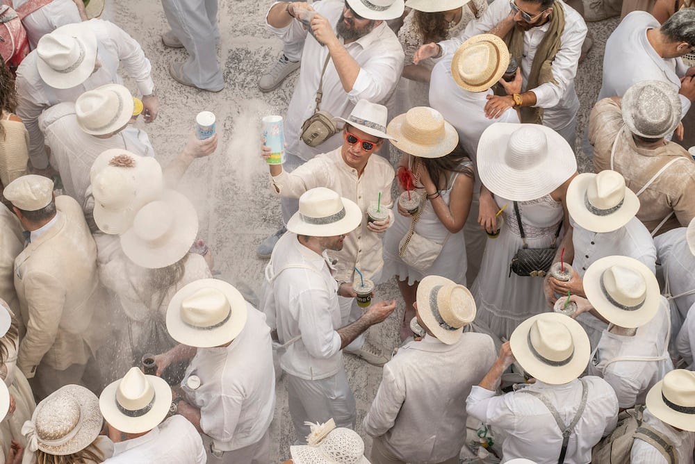 El Carnaval de Los Indianos: la fiesta palmera que tiñe de blanco su ...
