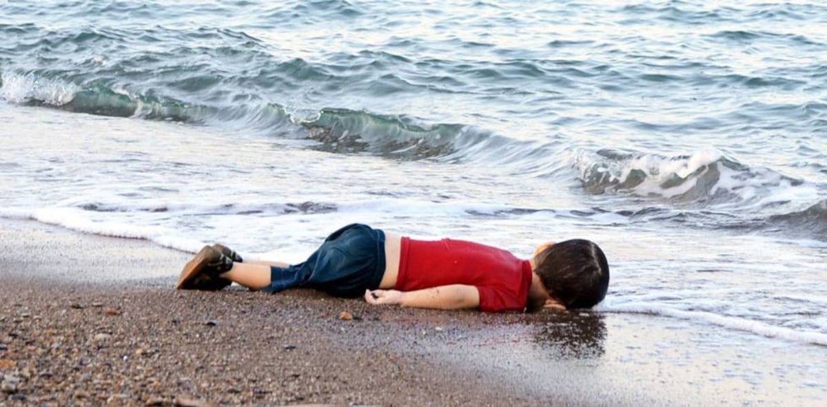 Diez años de la muerte de Aylan y la foto que no cambió nada: un niño ...