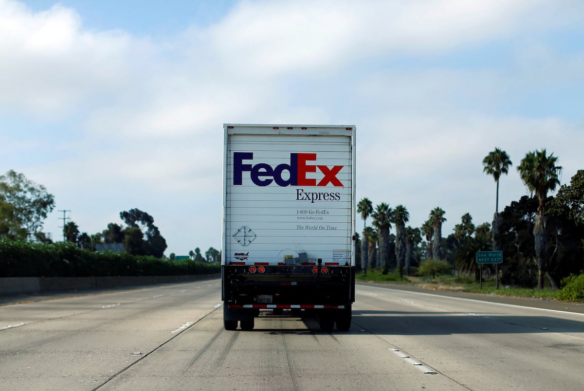 Fedex se desploma más del 20% en Bolsa tras recortar operaciones por la ...