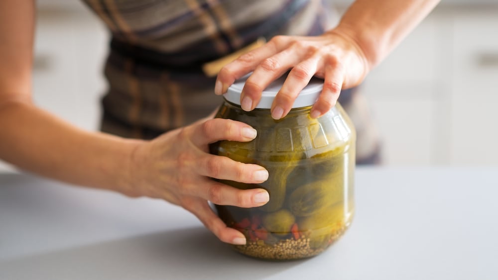 El truco para abrir botes y tarros sin esfuerzo es este ‘gadget’ de ...