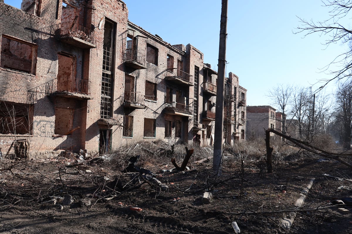 Ruins and corpses among the howitzers: Russia prepares its next great ...