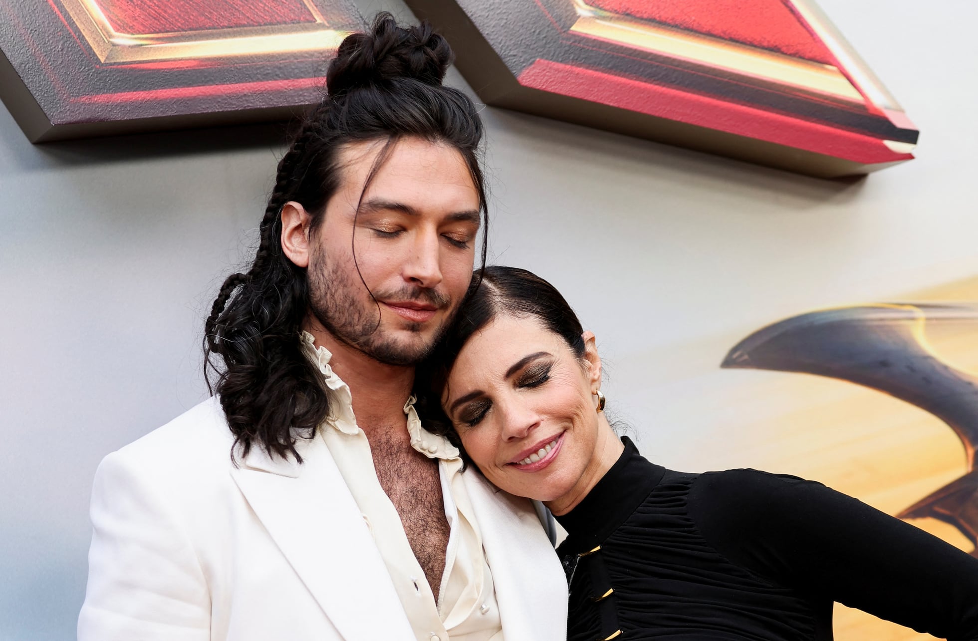 El actor Ezra Miller reaparece en el estreno de ‘The Flash’ un año ...