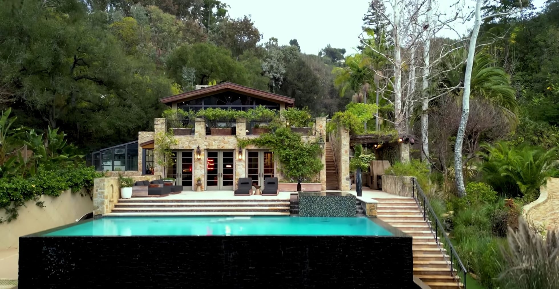Jennifer Lopez sells her Bel-Air home, complete with lake, beach and ...