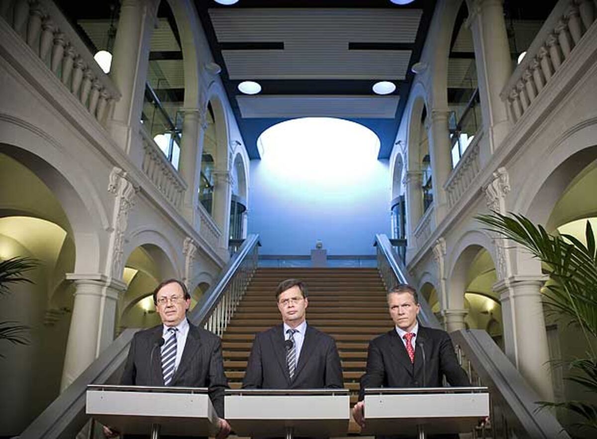Nout Wellink, Jan Balkenende y Wouter Bos | Economía | EL PAÍS