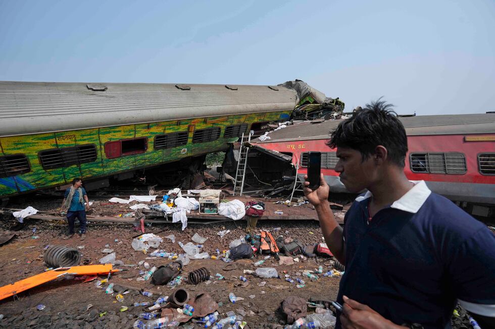 El accidente del tren de la India, en imágenes | Fotos | Internacional ...