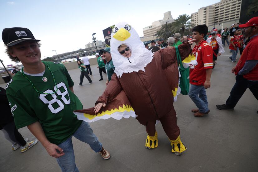 Los Eagles ganan la Super Bowl al aplastar a los Chiefs en la noche más ...