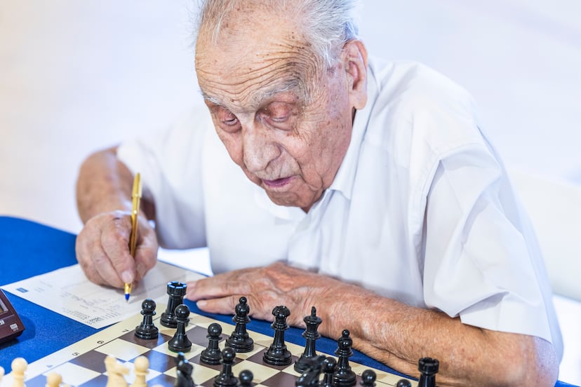 Manolín, the world’s oldest active chess player at 104 | Sports | EL ...
