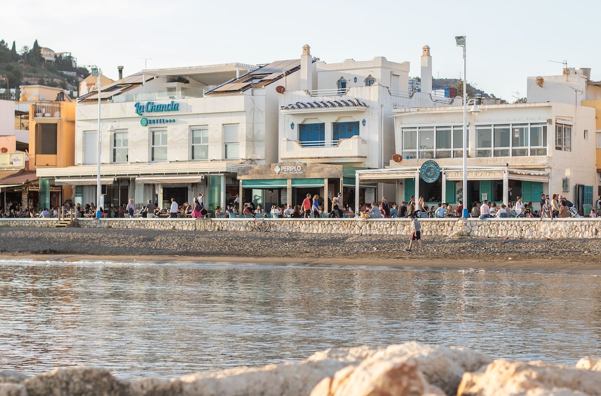 Pedregalejo: jábegas, espetos y chiringuitos en el barrio de Málaga que ...