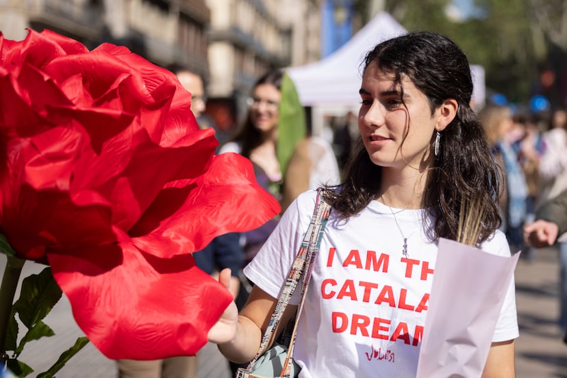 Radiante diada de Sant Jordi en Barcelona | Noticias de Cataluña | EL PAÍS