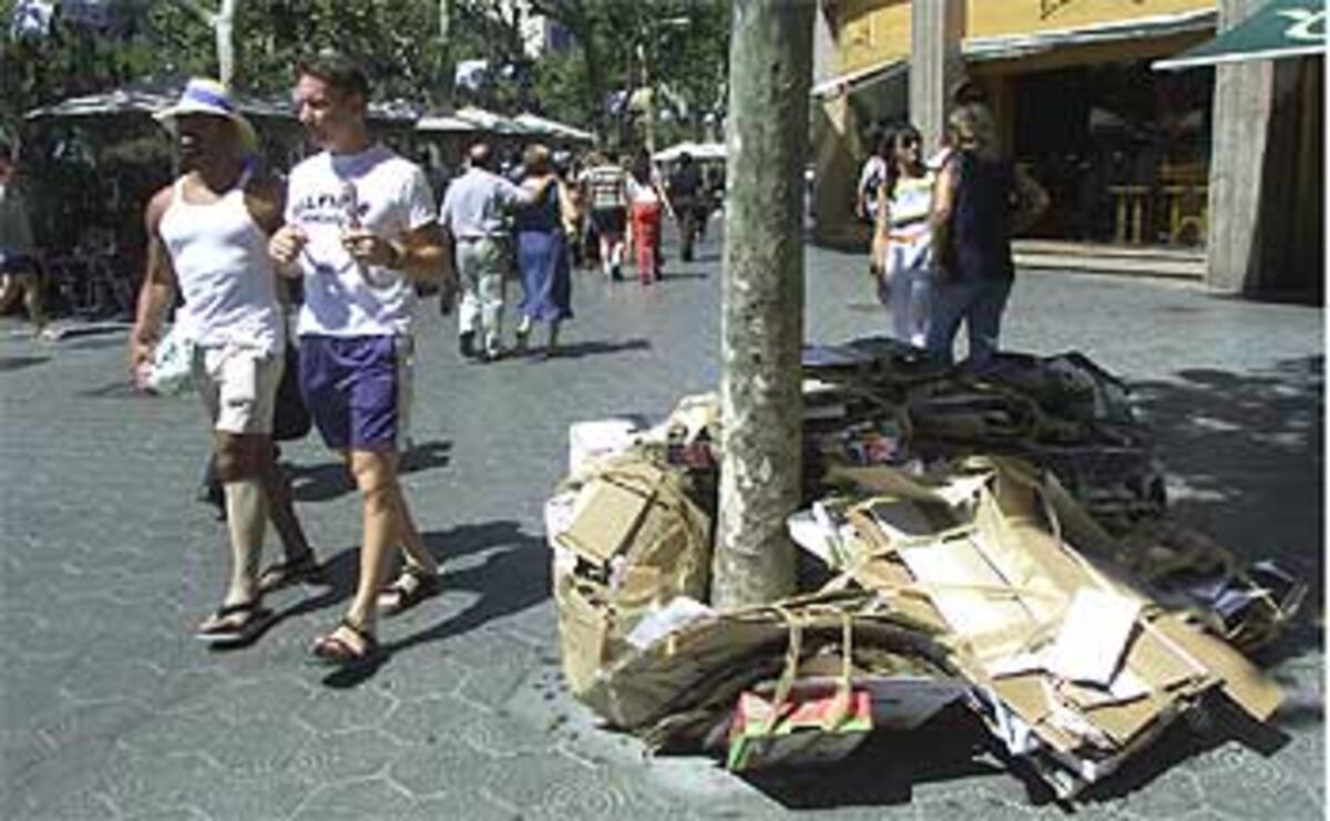 Cartones apilados en el paseo de Gràcia | Noticias de Cataluña | EL PAÍS