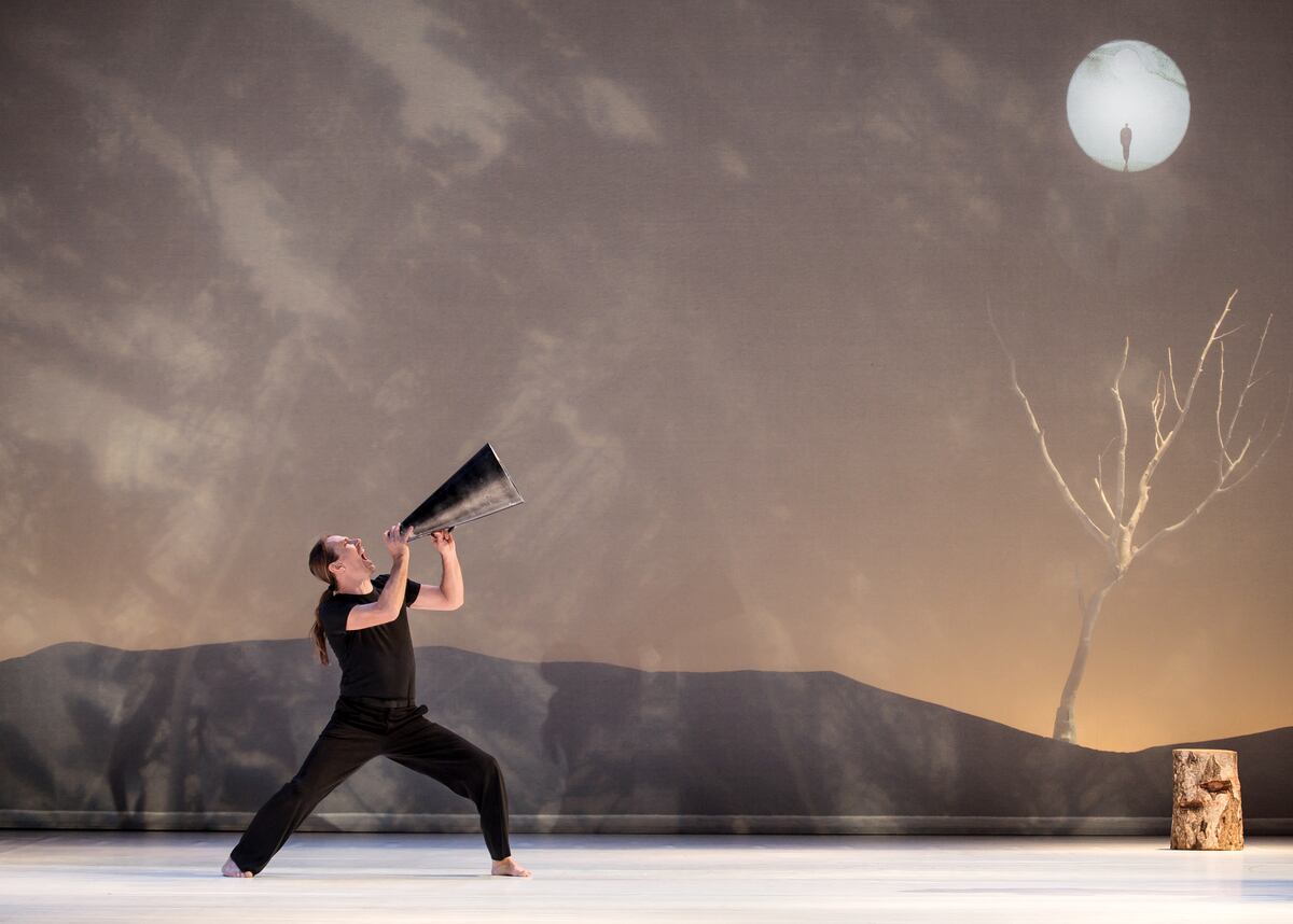 ‘The Tree’: Carolyn Carlson nos hace escuchar los gemidos de la Tierra ...