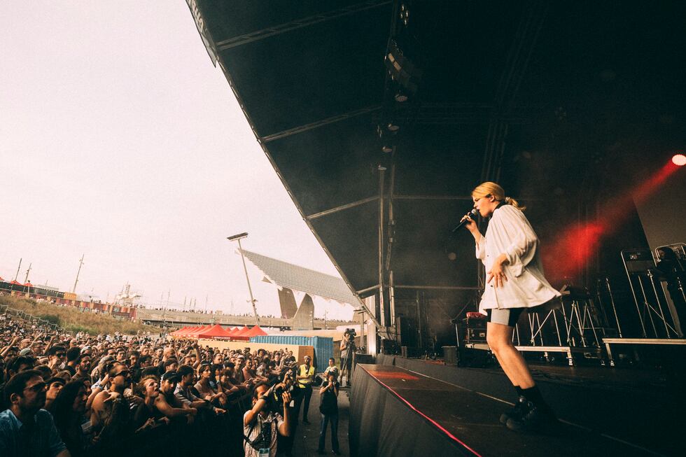 Sabrina Carpenter en el Primavera: brillantina, confetis y pop para ...