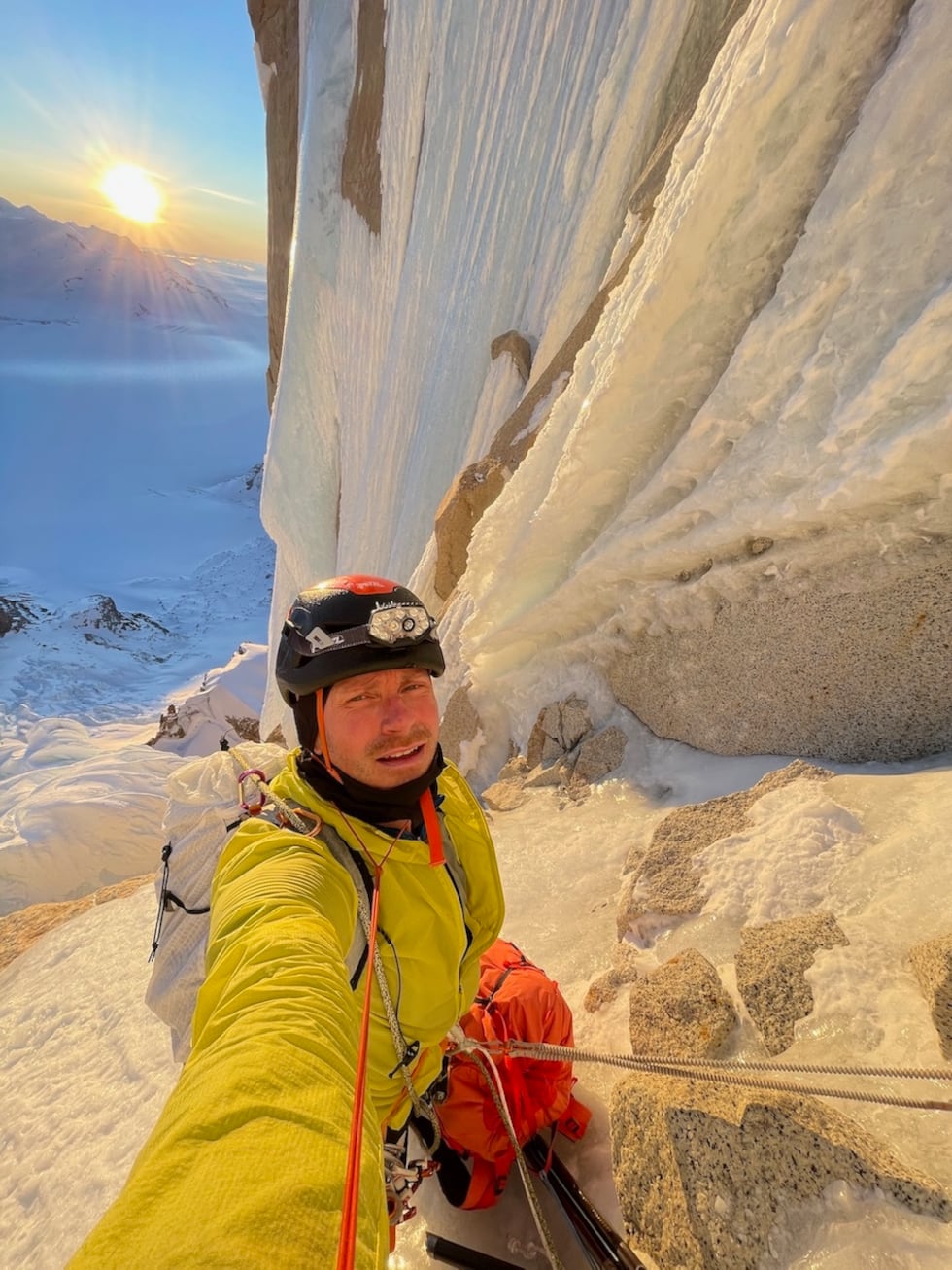 Colin Haley repta por el interior de una grieta para firmar la primera ...