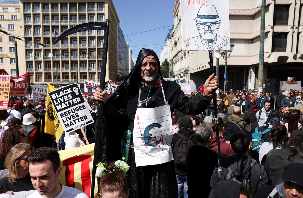 Major protest rallies underway in Greece after rail disaster ...
