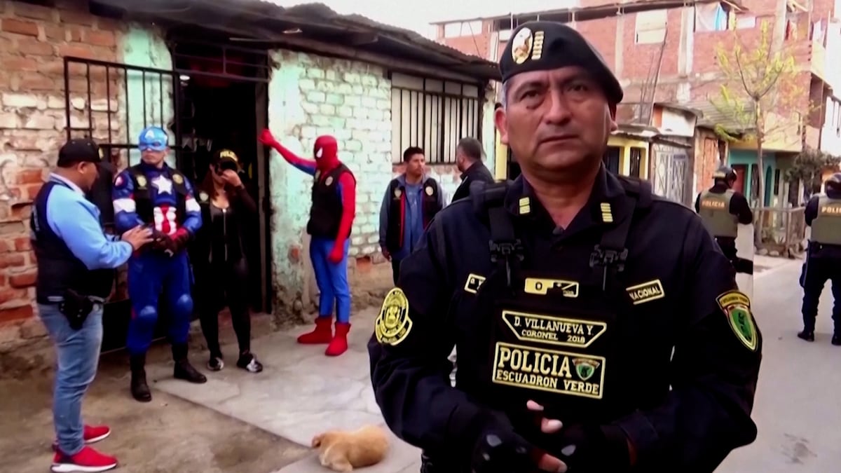 Marvel: Policías disfrazados de superhéroes hacen redada antidrogas en ...