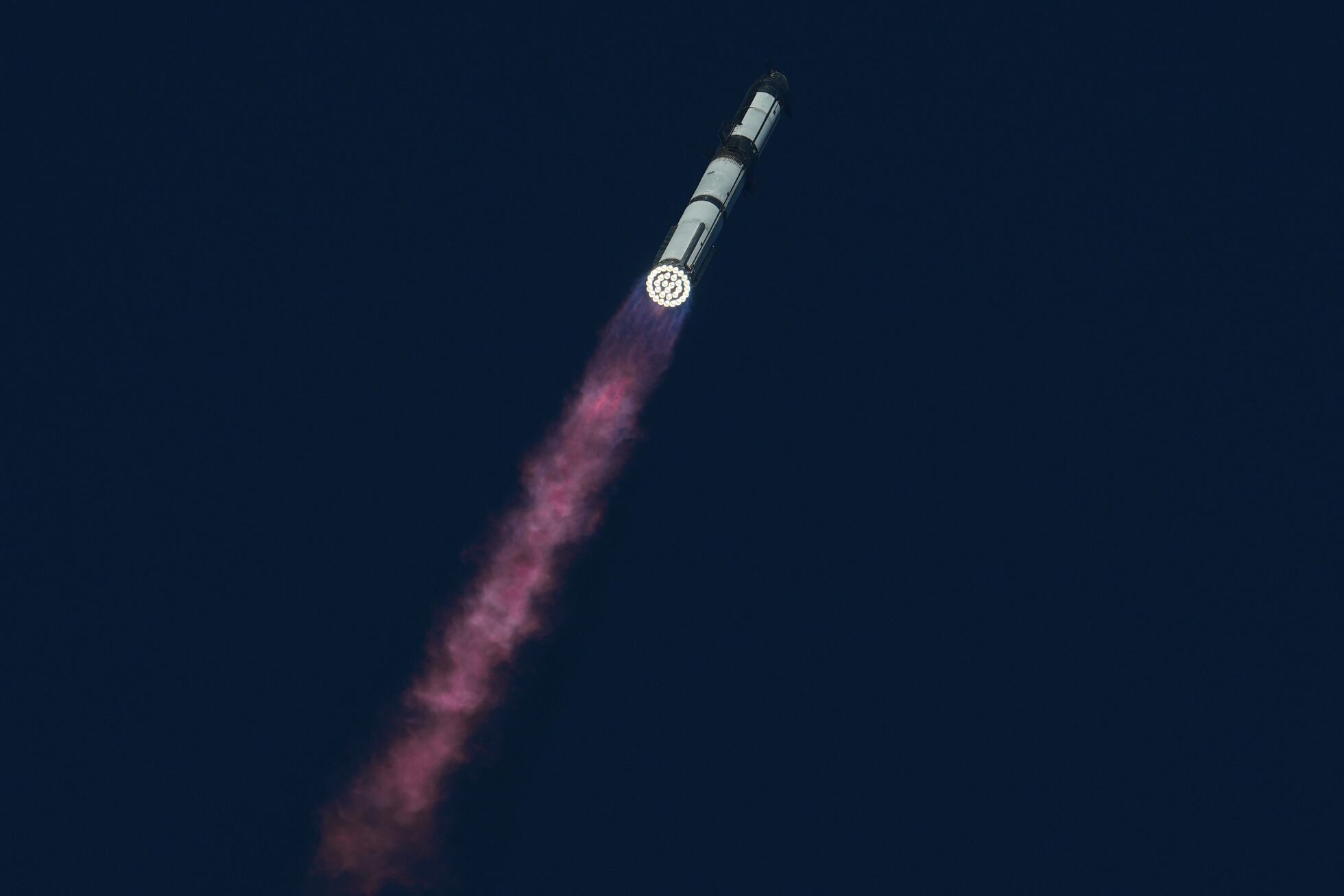 El megacohete Starship de Elon Musk completa con éxito un vuelo para ...