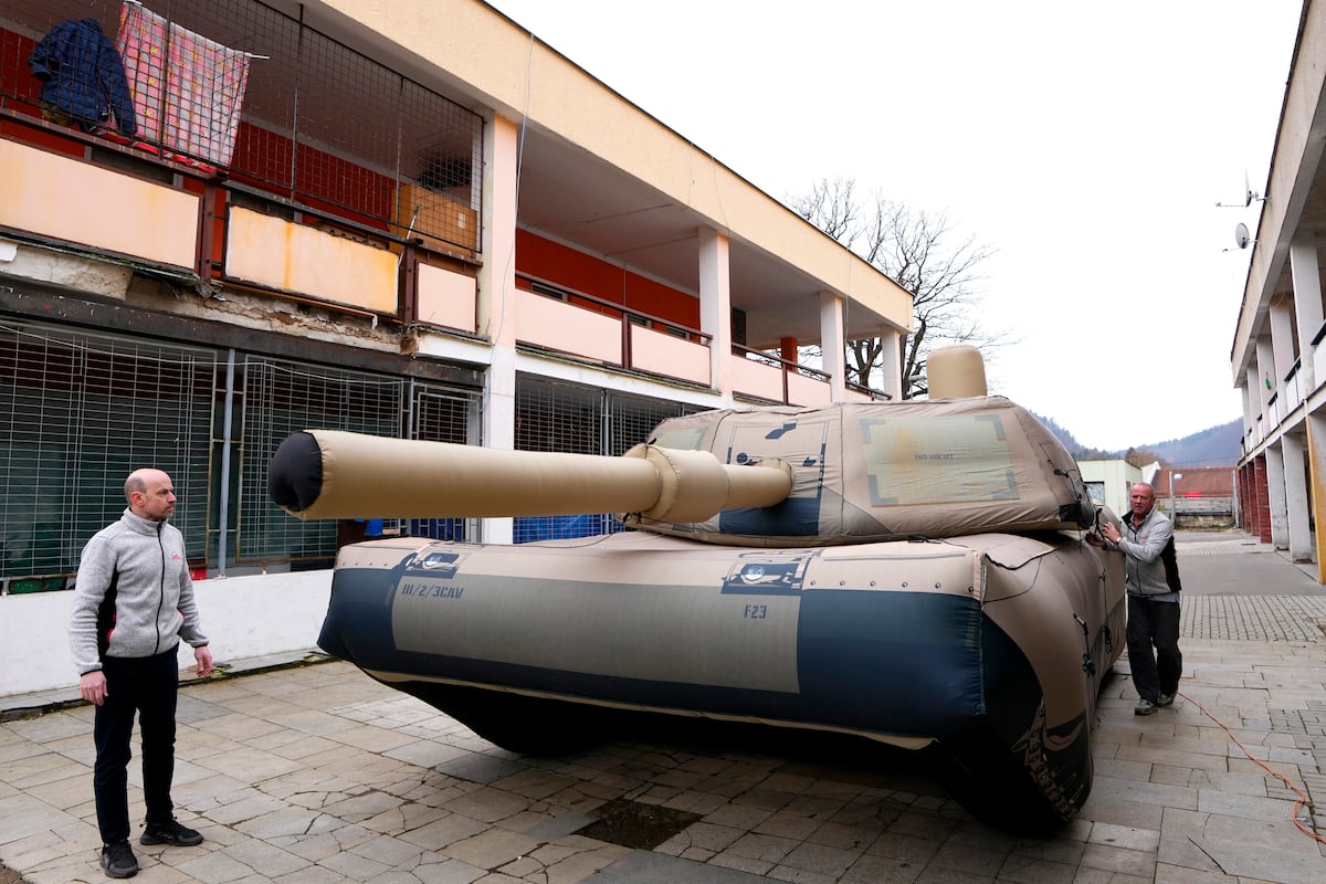 Inflatable tanks and missiles: Czech firm makes decoy armaments ...