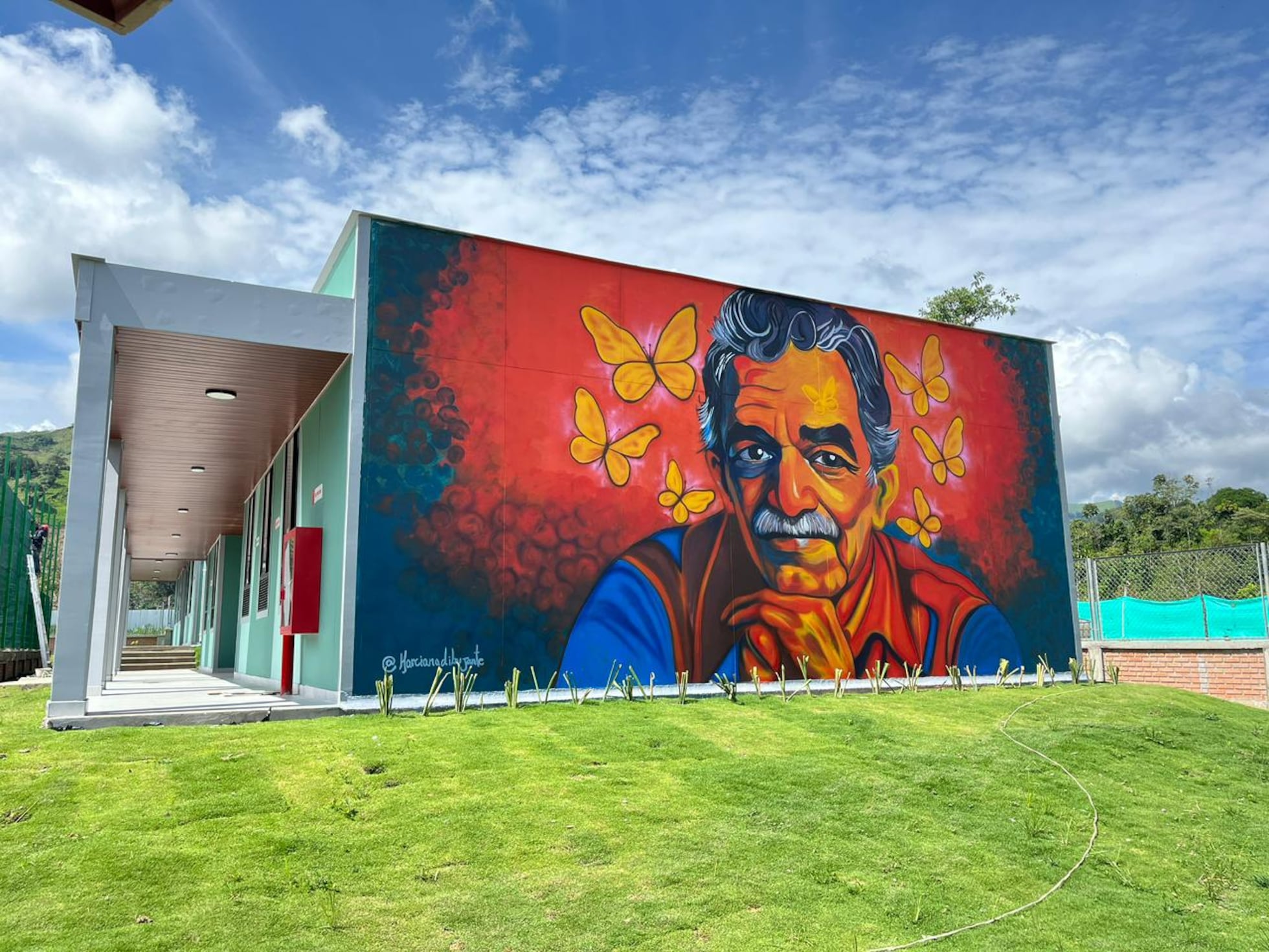 Petro inauguró un colegio-universidad sin servicios públicos, que ...