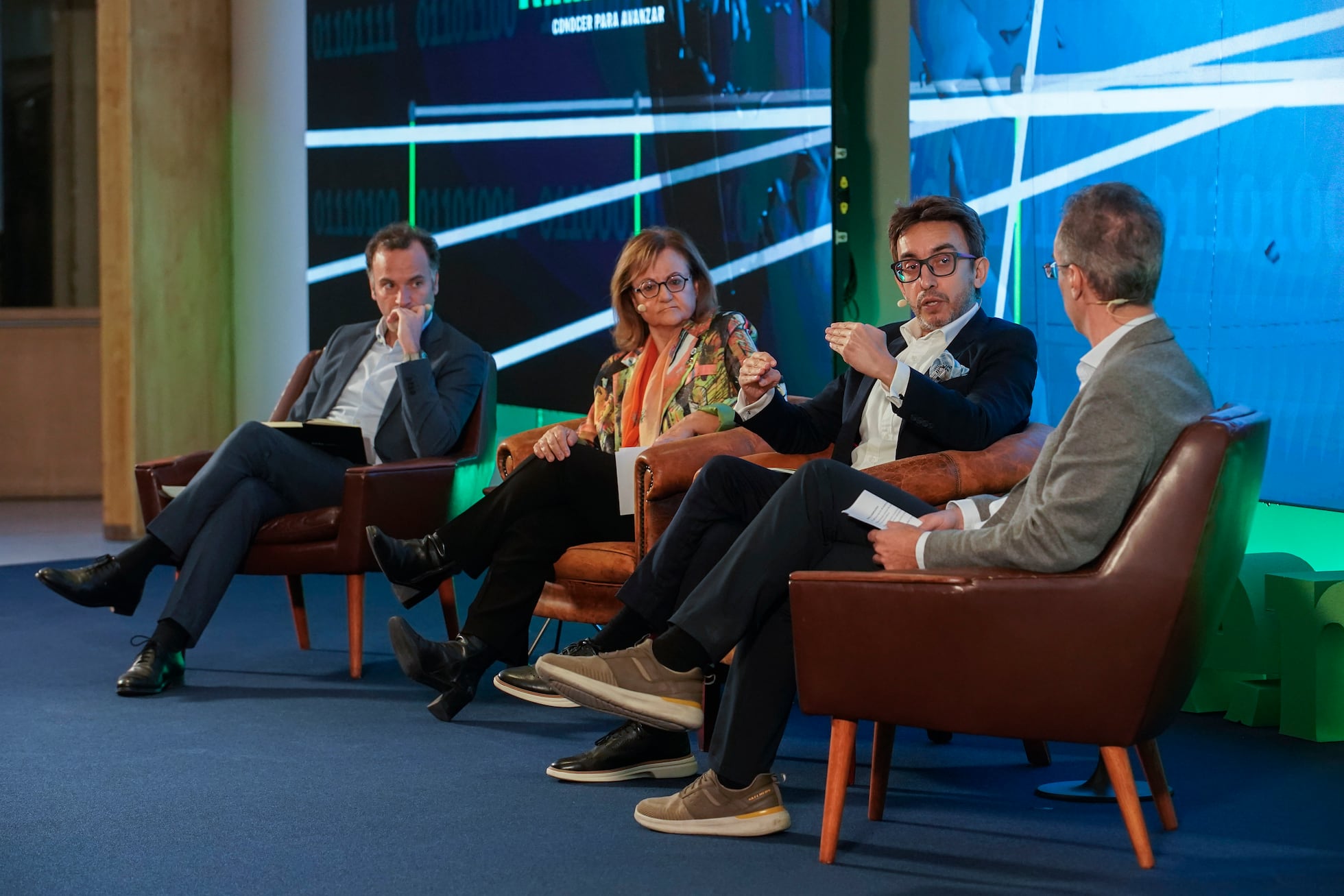 Tecnología, poder y la búsqueda de lo humano: respuestas del presente ...