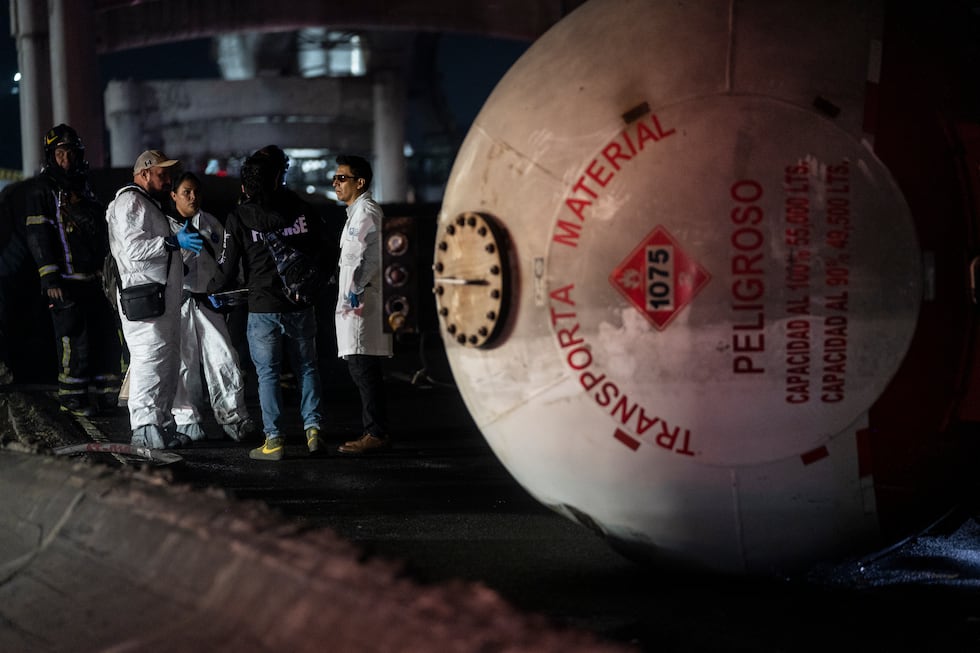 Iztapalapa: At least four dead and 90 injured in gas tanker explosion ...
