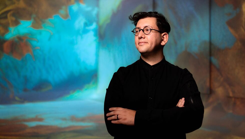 Refik Anadol, el artista que llevó la IA al MoMa: “Este es un momento ...
