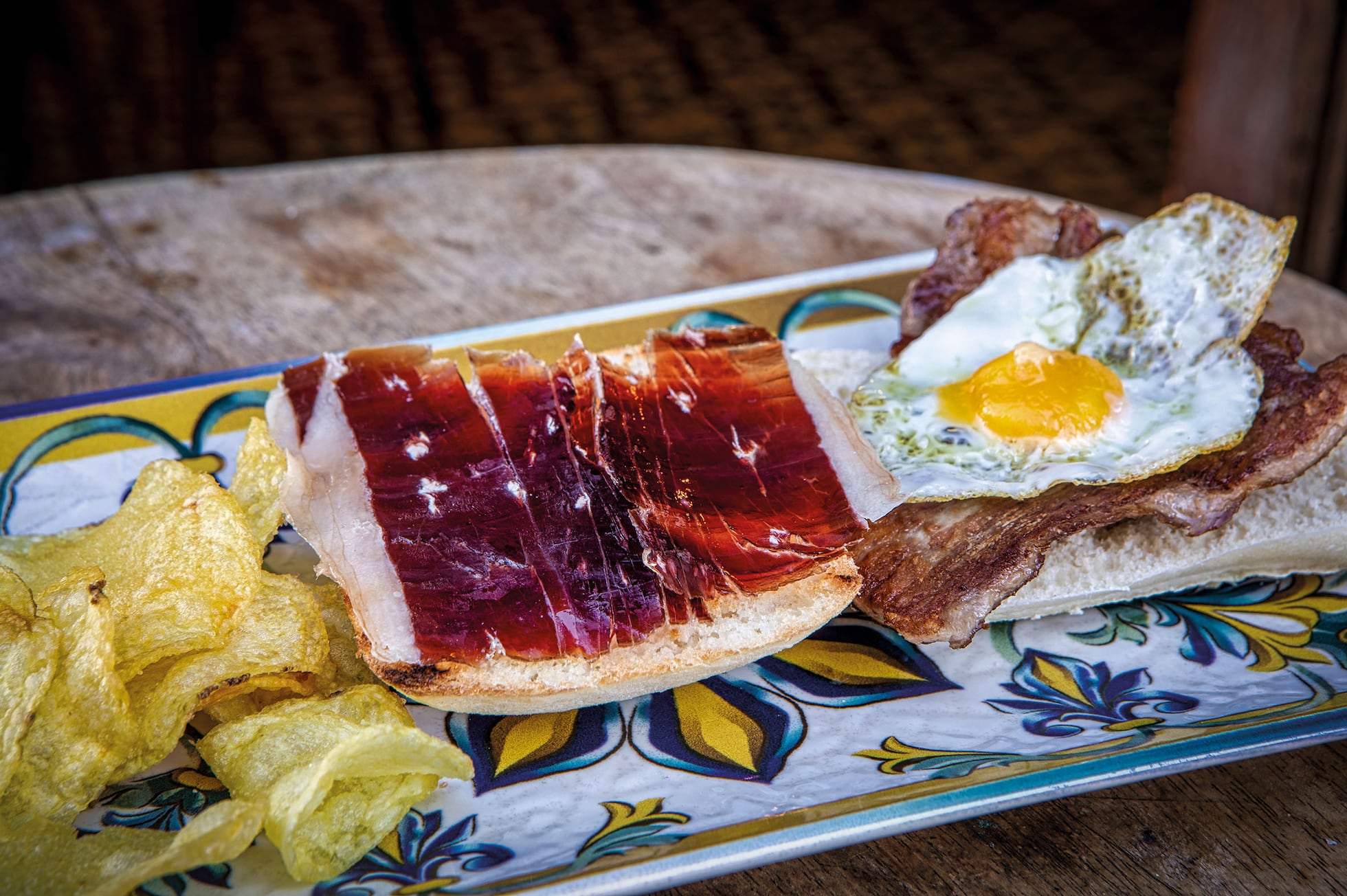 La gran guía de los montaditos sevillanos: piripi, patamulo o romanito ...