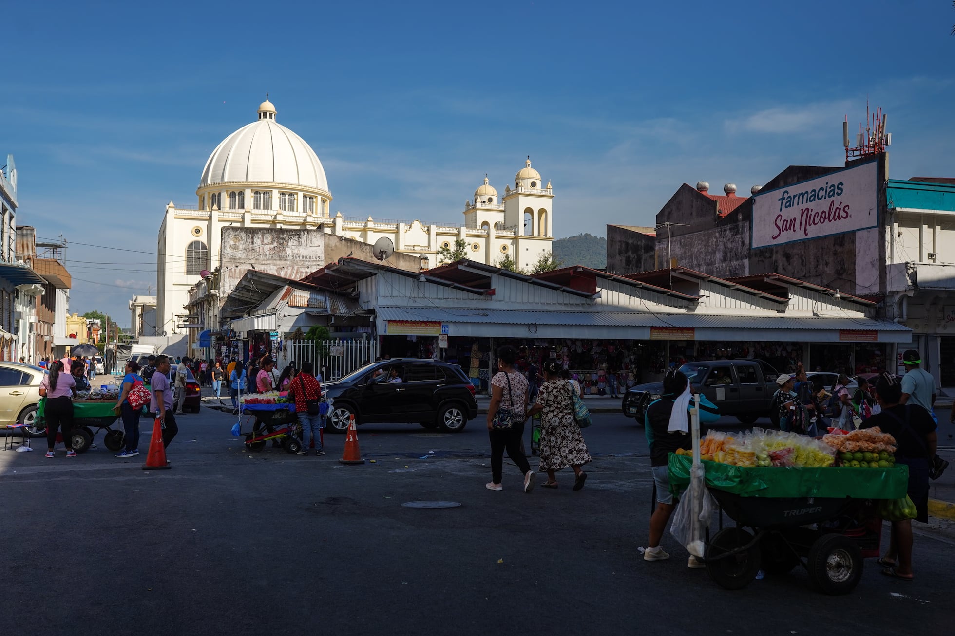Adiós puestos de fruta, hola centros comerciales: San Salvador ‘limpia ...