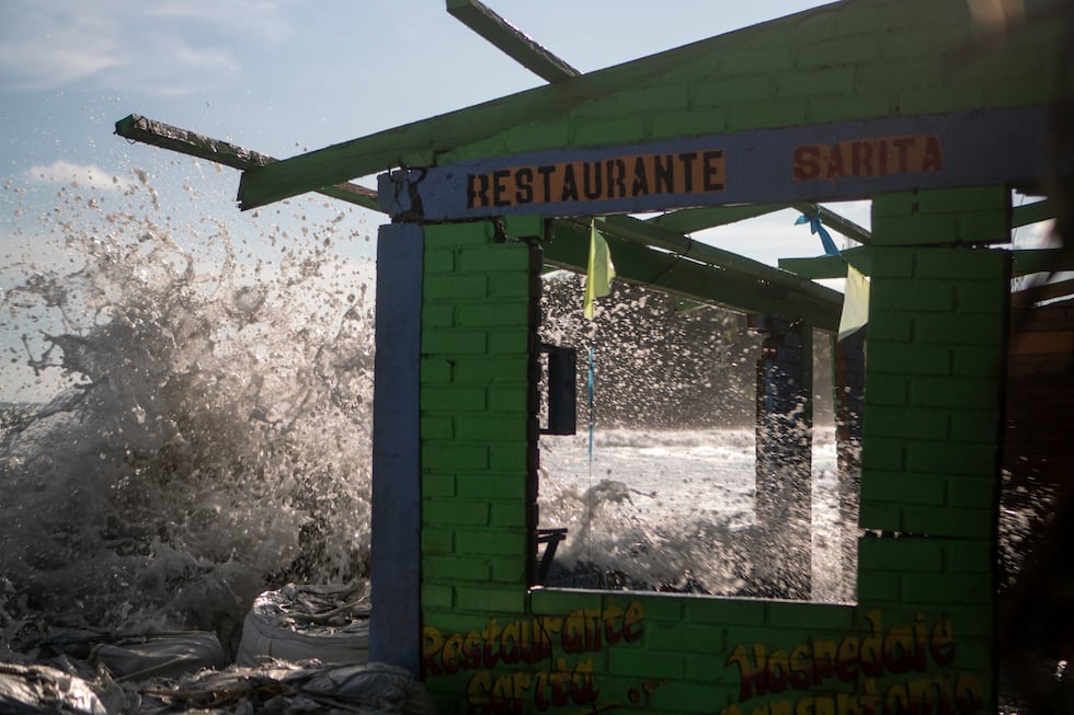 El mar devora la playa de Juanchaco, una de las más emblemáticas del ...